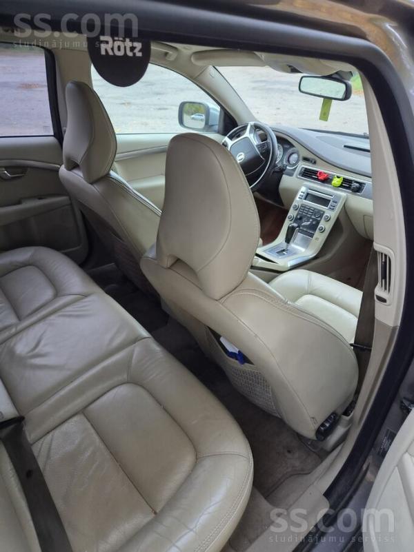 Volvo XC70 2011 in Valmiera on AUTOMOTO.COM.LV Brown Volvo XC70 2011 in Valmiera, with an engine capacity of 2.40 L and mileage of 277 thousand km for 5200 €, photo 5 on AUTOMOTO.COM.LV