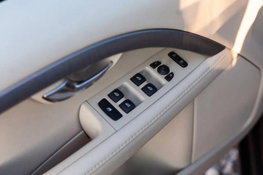Brūns Volvo XC70 2012 Rīga, ar dzinēja tilpumu 2.40 L un nobraukumu 292 tūkst. km par 12900 €, foto 20 vietnē AUTOMOTO.COM.LV