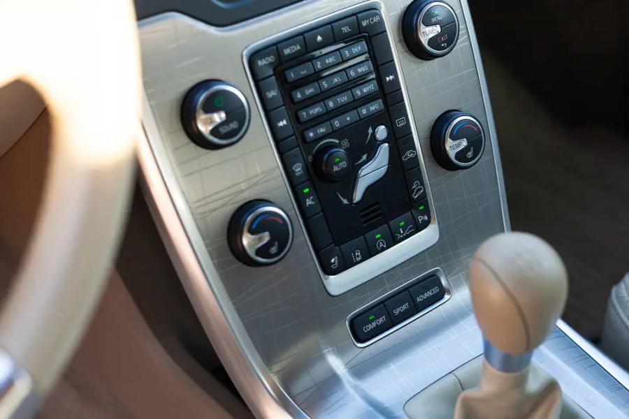 Brūns Volvo XC70 2012 Rīga, ar dzinēja tilpumu 2.40 L un nobraukumu 292 tūkst. km par 12900 €, foto 24 vietnē AUTOMOTO.COM.LV