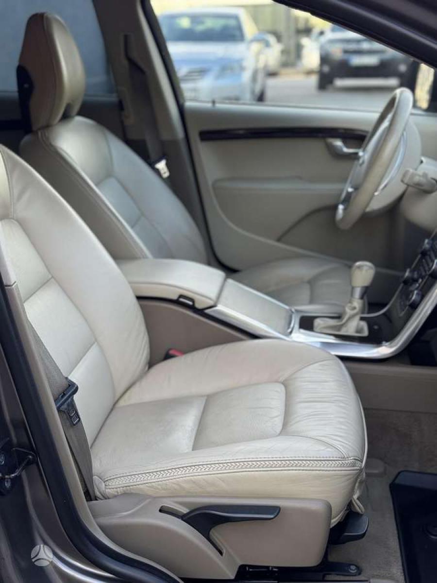 Brown Volvo XC70 2012 in Vilnius, with an engine capacity of 2.40 L and mileage of 470 thousand km for 6650 €, photo 18 on AUTOMOTO.COM.LV