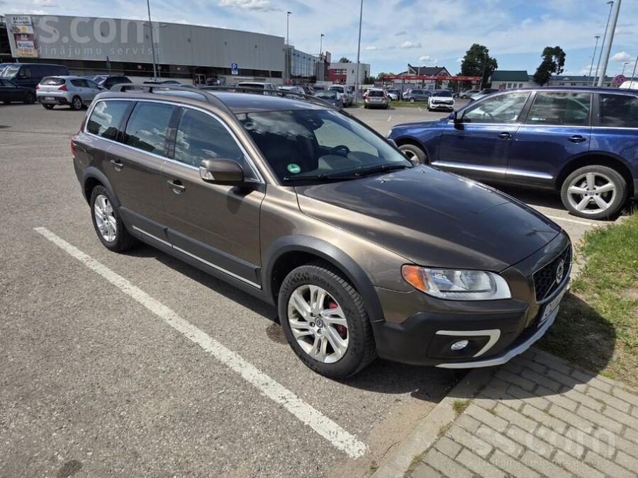 Brown Volvo XC70 2014 in Daugavpils, with an engine capacity of 2.00 L and mileage of 347 thousand km for 12300 €, photo 1 on AUTOMOTO.COM.LV