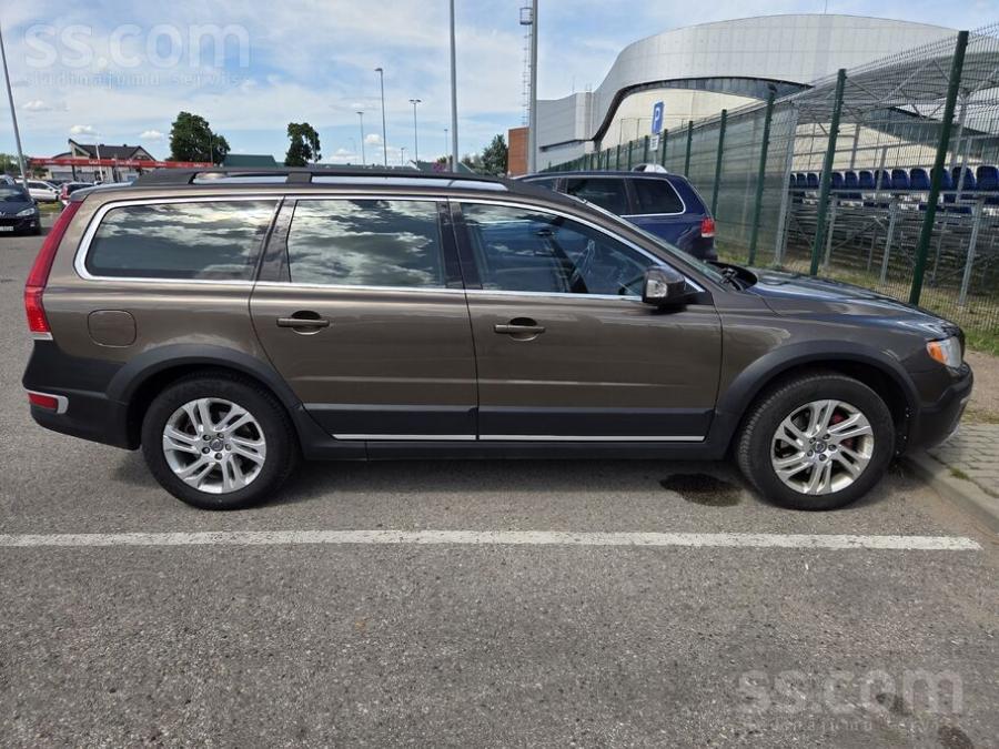 Brown Volvo XC70 2014 in Daugavpils, with an engine capacity of 2.00 L and mileage of 347 thousand km for 12300 €, photo 9 on AUTOMOTO.COM.LV