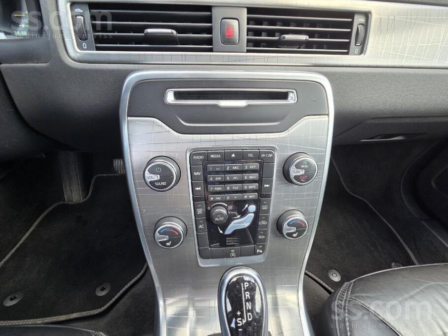 Brown Volvo XC70 2014 in Daugavpils, with an engine capacity of 2.00 L and mileage of 347 thousand km for 12300 €, photo 13 on AUTOMOTO.COM.LV