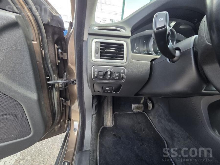 Brown Volvo XC70 2014 in Daugavpils, with an engine capacity of 2.00 L and mileage of 347 thousand km for 12300 €, photo 14 on AUTOMOTO.COM.LV