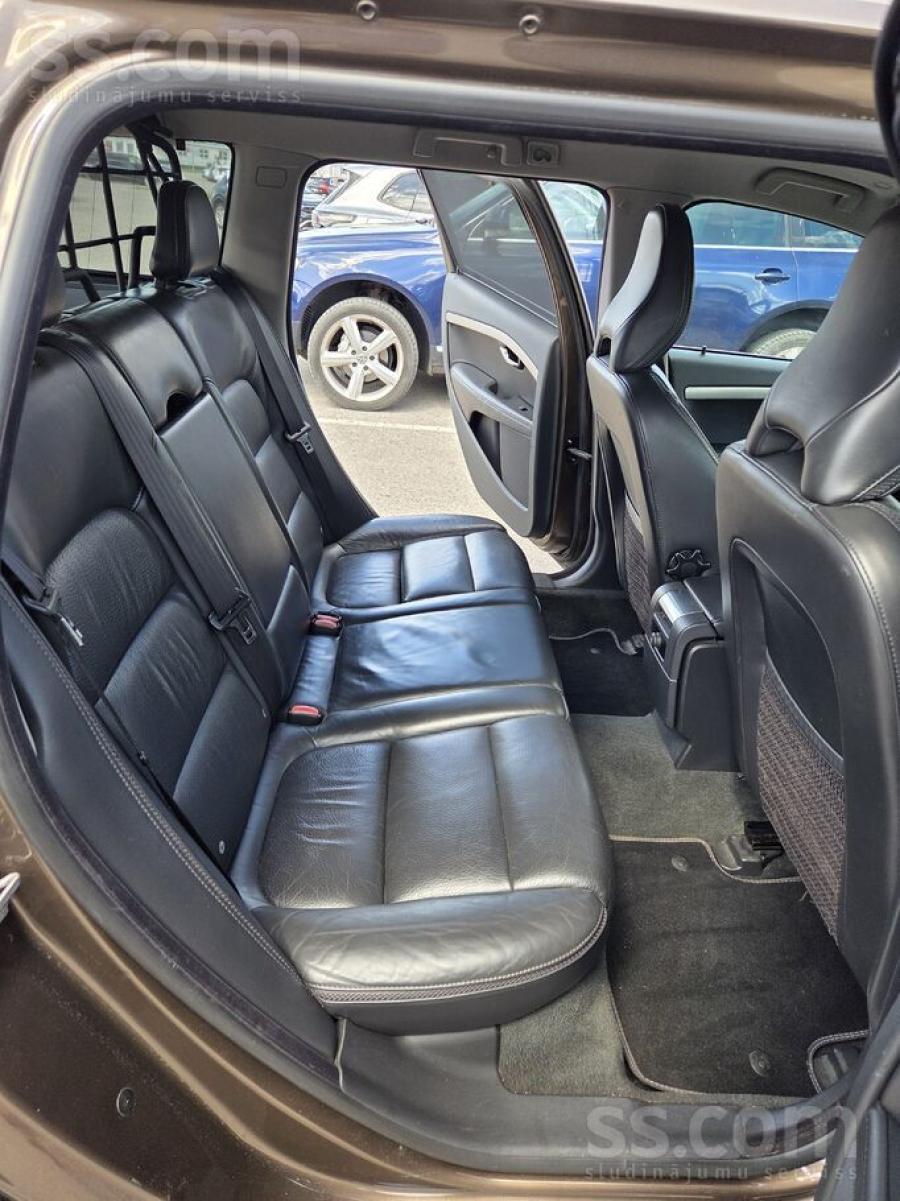 Brown Volvo XC70 2014 in Daugavpils, with an engine capacity of 2.00 L and mileage of 347 thousand km for 12300 €, photo 17 on AUTOMOTO.COM.LV