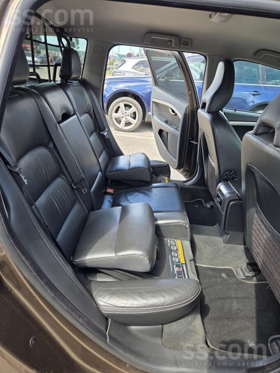 Brown Volvo XC70 2014 in Daugavpils, with an engine capacity of 2.00 L and mileage of 347 thousand km for 12300 €, photo 18 on AUTOMOTO.COM.LV