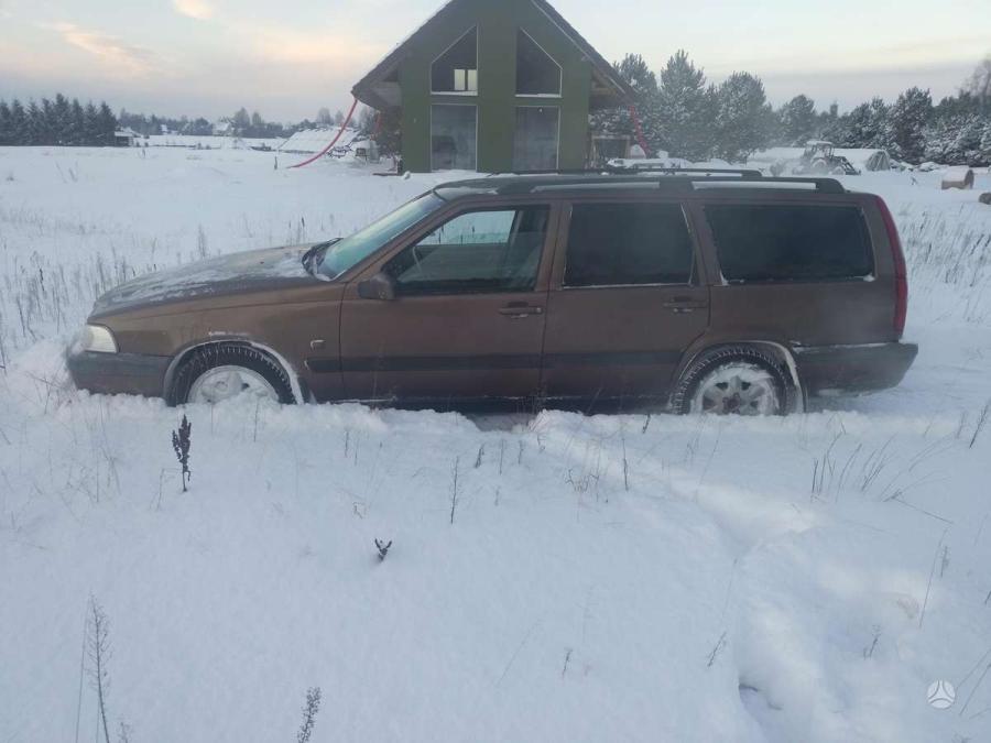 Brown Volvo XC70 1998 in Kaisiadorys, with an engine capacity of 2.44 L and mileage of 424 thousand km for 3500 €, photo 1 on AUTOMOTO.COM.LV
