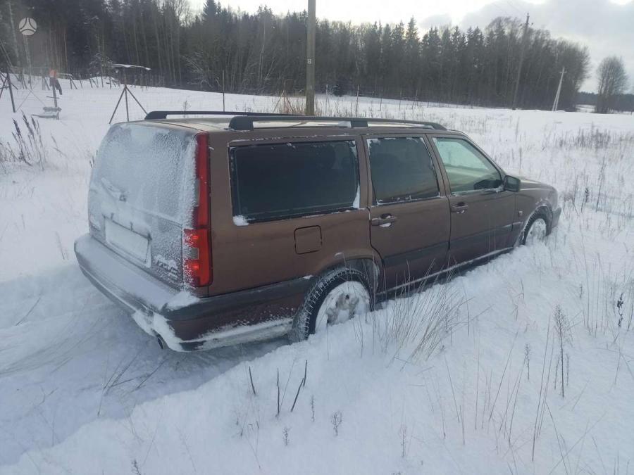 Brown Volvo XC70 1998 in Kaisiadorys, with an engine capacity of 2.44 L and mileage of 424 thousand km for 3500 €, photo 4 on AUTOMOTO.COM.LV