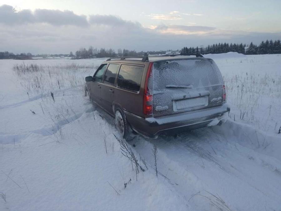 Brown Volvo XC70 1998 in Kaisiadorys, with an engine capacity of 2.44 L and mileage of 424 thousand km for 3500 €, photo 5 on AUTOMOTO.COM.LV