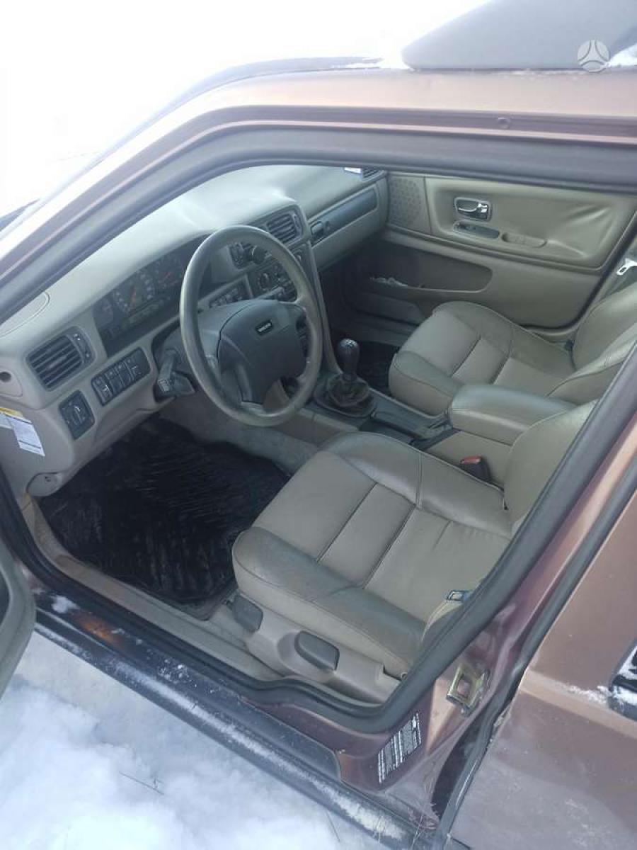 Brown Volvo XC70 1998 in Kaisiadorys, with an engine capacity of 2.44 L and mileage of 424 thousand km for 3500 €, photo 9 on AUTOMOTO.COM.LV