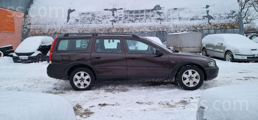 Brown Volvo XC70 2001 in Valmiera, with an engine capacity of 2.50 L and mileage of 356 thousand km for 1750 €, photo 2 on AUTOMOTO.COM.LV