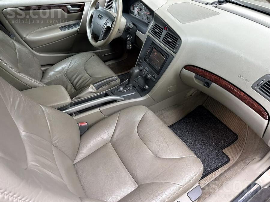 Brown Volvo XC70 2001 in Riga, with an engine capacity of 2.40 L and mileage of 327 thousand km for 3800 €, photo 15 on AUTOMOTO.COM.LV