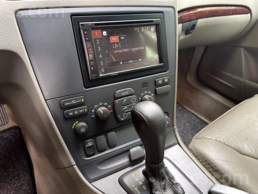 Brown Volvo XC70 2001 in Riga, with an engine capacity of 2.40 L and mileage of 327 thousand km for 3800 €, photo 18 on AUTOMOTO.COM.LV