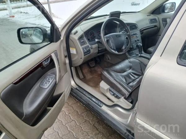 Brūns Volvo XC70 2002 Madona, ar dzinēja tilpumu 2.40 L un nobraukumu 0 tūkst. km par 2600 €, foto 5 vietnē AUTOMOTO.COM.LV