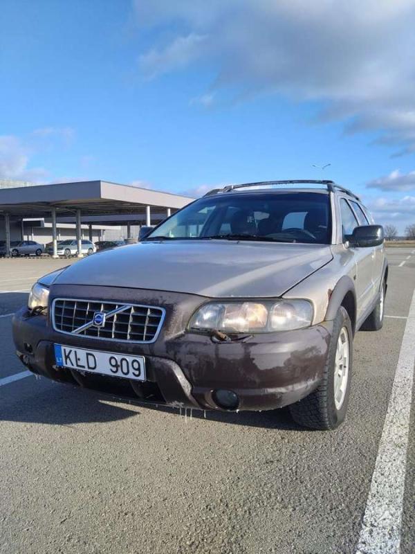 Brown Volvo XC70 2002 in Siauliai, with an engine capacity of 2.44 L and mileage of 466 thousand km for 2200 €, photo 1 on AUTOMOTO.COM.LV