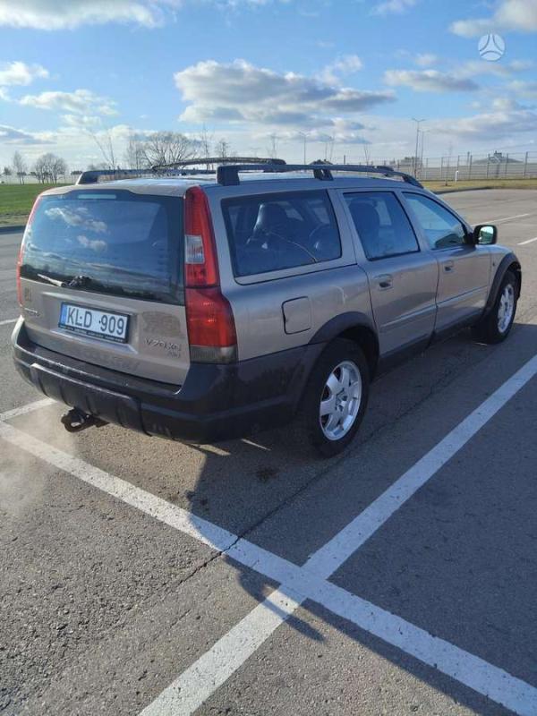 Brown Volvo XC70 2002 in Siauliai, with an engine capacity of 2.44 L and mileage of 466 thousand km for 2200 €, photo 3 on AUTOMOTO.COM.LV