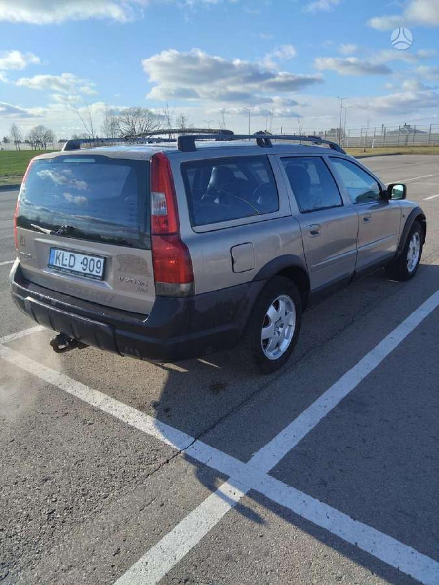 Brown Volvo XC70 2002 in Siauliai, with an engine capacity of 2.44 L and mileage of 466 thousand km for 2200 €, photo 3 on AUTOMOTO.COM.LV