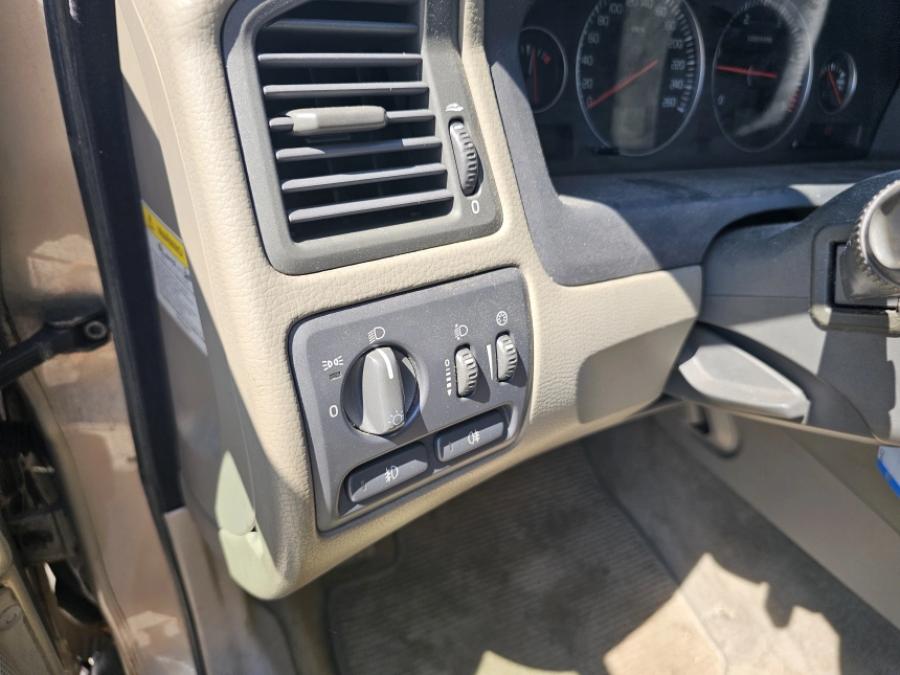 Brūns Volvo XC70 2002 Rīga, ar dzinēja tilpumu 2.40 L un nobraukumu 473 tūkst. km par 2950 €, foto 44 vietnē AUTOMOTO.COM.LV