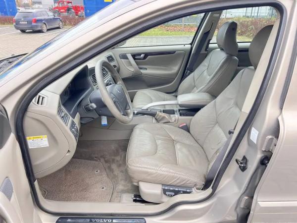 Brown Volvo XC70 2002 in Riga, with an engine capacity of 2.40 L and mileage of 473 thousand km for 2750 €, photo 8 on AUTOMOTO.COM.LV