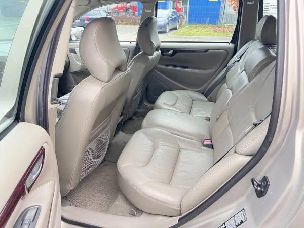 Brown Volvo XC70 2002 in Riga, with an engine capacity of 2.40 L and mileage of 473 thousand km for 2750 €, photo 9 on AUTOMOTO.COM.LV