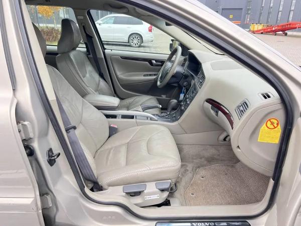 Brown Volvo XC70 2002 in Riga, with an engine capacity of 2.40 L and mileage of 473 thousand km for 2750 €, photo 10 on AUTOMOTO.COM.LV