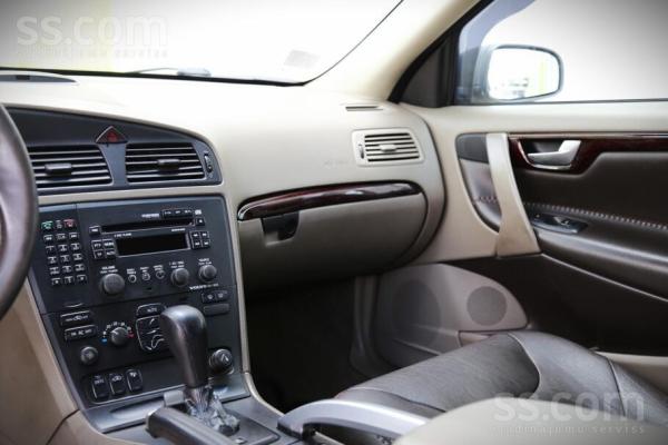 Brown Volvo XC70 2003 in Riga, with an engine capacity of 2.40 L and mileage of 0 thousand km for 2995 €, photo 8 on AUTOMOTO.COM.LV