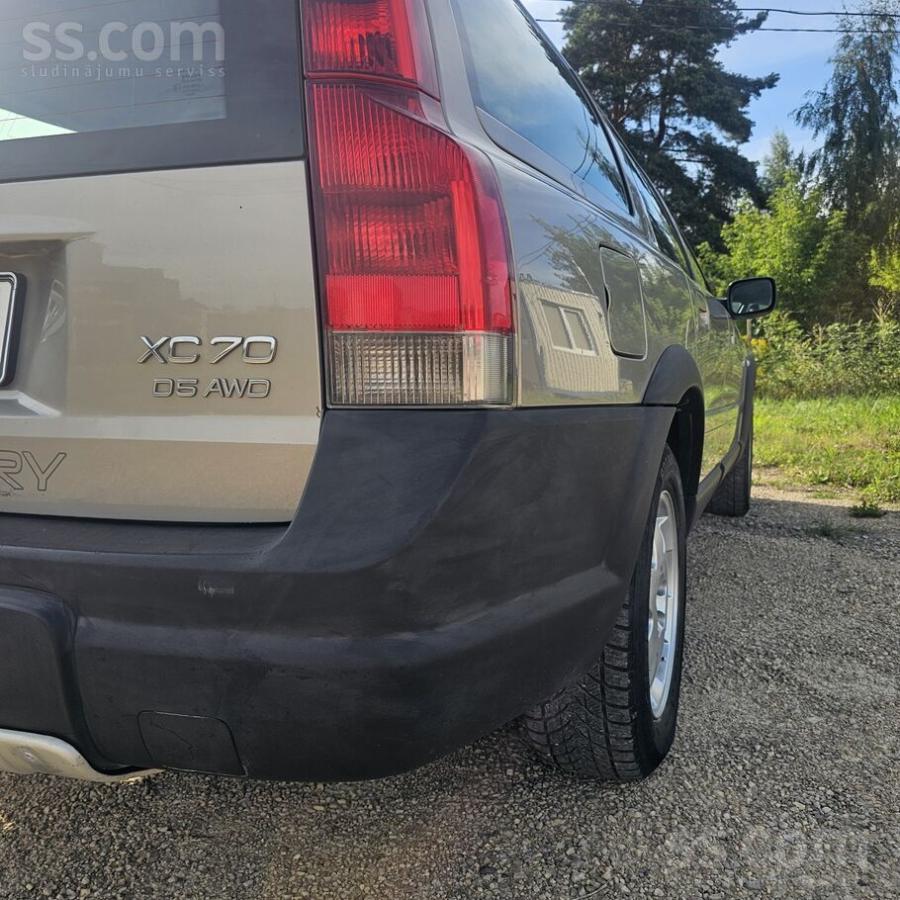 Brown Volvo XC70 2003 in Riga, with an engine capacity of 2.40 L and mileage of 0 thousand km for 3390 €, photo 12 on AUTOMOTO.COM.LV