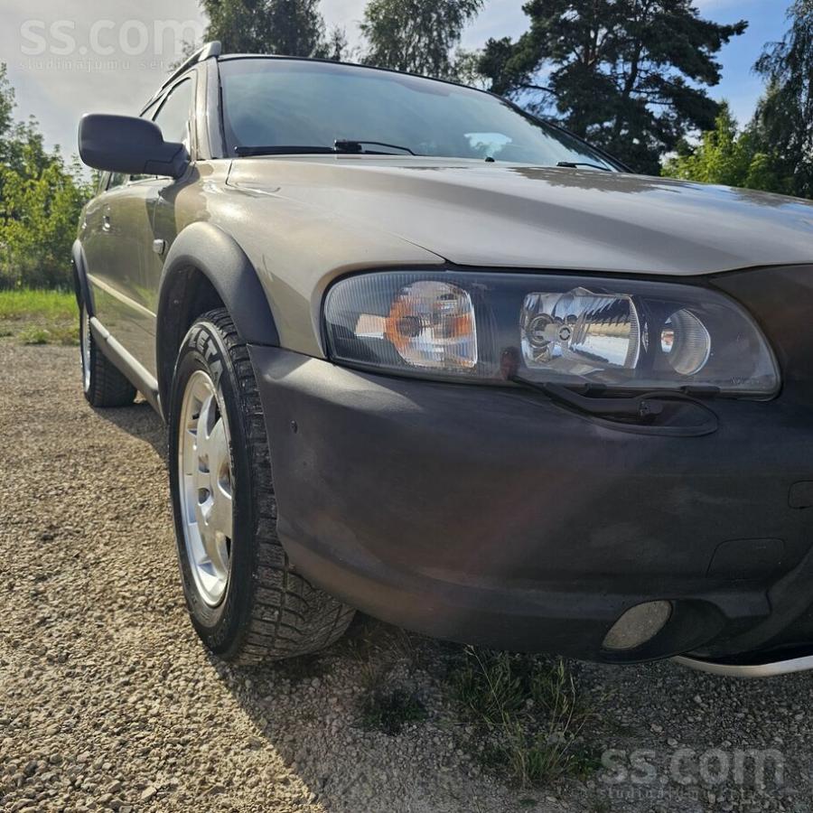 Brown Volvo XC70 2003 in Riga, with an engine capacity of 2.40 L and mileage of 0 thousand km for 3390 €, photo 13 on AUTOMOTO.COM.LV