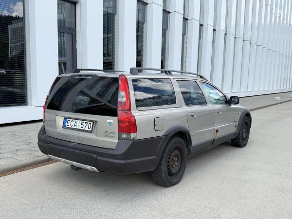 Brūns Volvo XC70 2003 Viļņa, ar dzinēja tilpumu 2.40 L un nobraukumu 330 tūkst. km par 1100 €, foto 3 vietnē AUTOMOTO.COM.LV