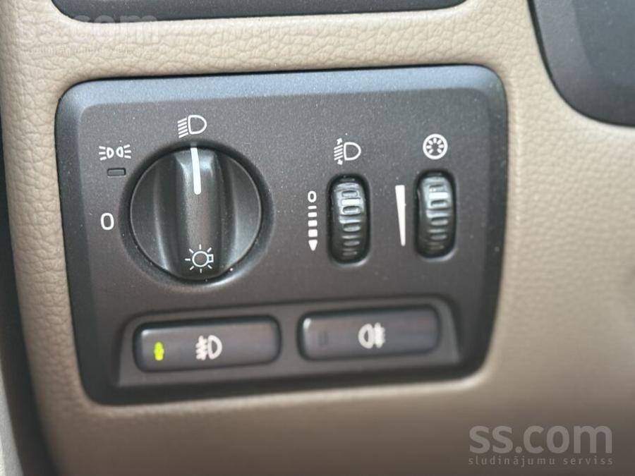 Brūns Volvo XC70 2004 Rīga, ar dzinēja tilpumu 2.40 L un nobraukumu 342 tūkst. km par 4100 €, foto 21 vietnē AUTOMOTO.COM.LV