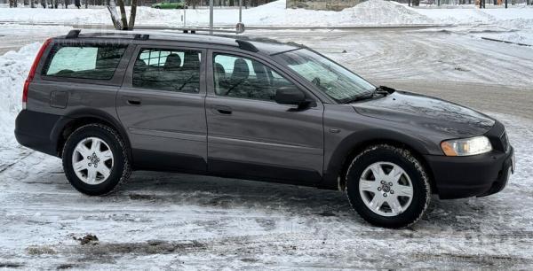 Brūns Volvo XC70 2005 Rīga, ar dzinēja tilpumu 2.40 L un nobraukumu 293 tūkst. km par 2750 €, foto 3 vietnē AUTOMOTO.COM.LV