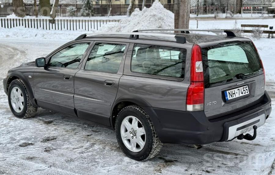 Brown Volvo XC70 2005 in Riga, with an engine capacity of 2.40 L and mileage of 293 thousand km for 2750 €, photo 5 on AUTOMOTO.COM.LV