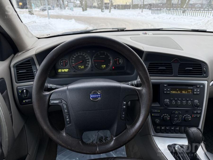 Brown Volvo XC70 2005 in Riga, with an engine capacity of 2.40 L and mileage of 293 thousand km for 2750 €, photo 8 on AUTOMOTO.COM.LV