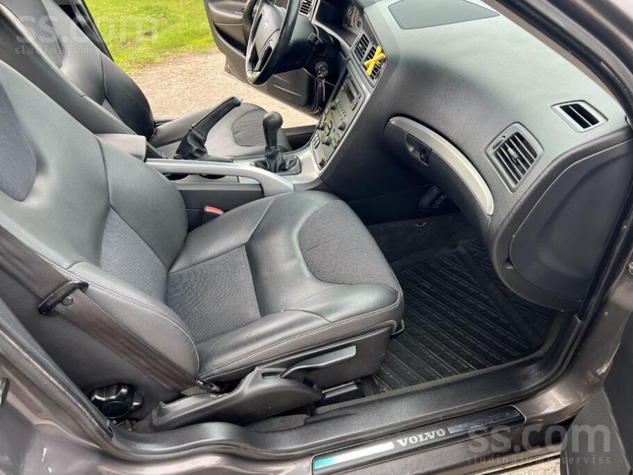Brūns Volvo XC70 2006 Rēzekne, ar dzinēja tilpumu 2.40 L un nobraukumu 350 tūkst. km par 3750 €, foto 11 vietnē AUTOMOTO.COM.LV