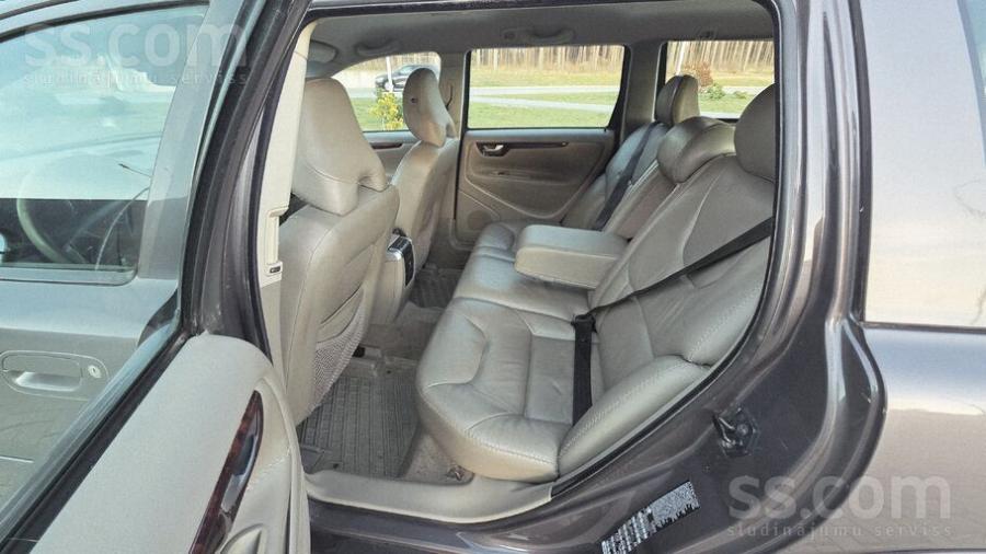 Brown Volvo XC70 2006 in Saldus, with an engine capacity of 2.40 L and mileage of 400 thousand km for 2900 €, photo 7 on AUTOMOTO.COM.LV