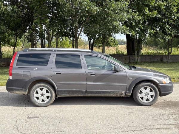 Volvo XC70 2006 in Kedainiai on AUTOMOTO.COM.LV Brown Volvo XC70 2006 in Kedainiai, with an engine capacity of 2.40 L and mileage of 651 thousand km for 2300 €, photo 6 on AUTOMOTO.COM.LV