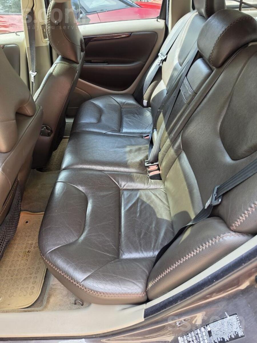 Brown Volvo XC70 2006 in Jurmala, with an engine capacity of 2.40 L and mileage of 320 thousand km for 3000 €, photo 8 on AUTOMOTO.COM.LV