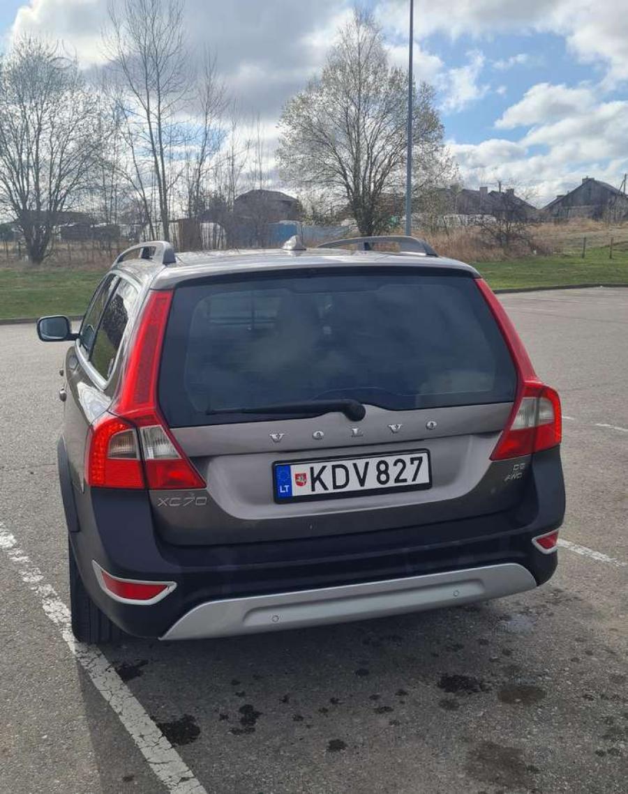 Brown Volvo XC70 2007 in Salcininkai, with an engine capacity of 2.40 L and mileage of 372 thousand km for 4950 €, photo 2 on AUTOMOTO.COM.LV