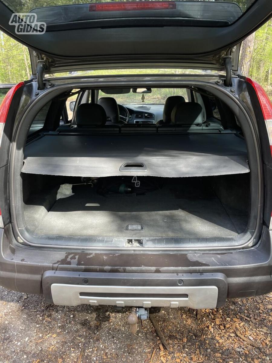 Brown Volvo XC70 2007 in Ukmerge, with an engine capacity of 2.40 L and mileage of 320 thousand km for 4000 €, photo 6 on AUTOMOTO.COM.LV