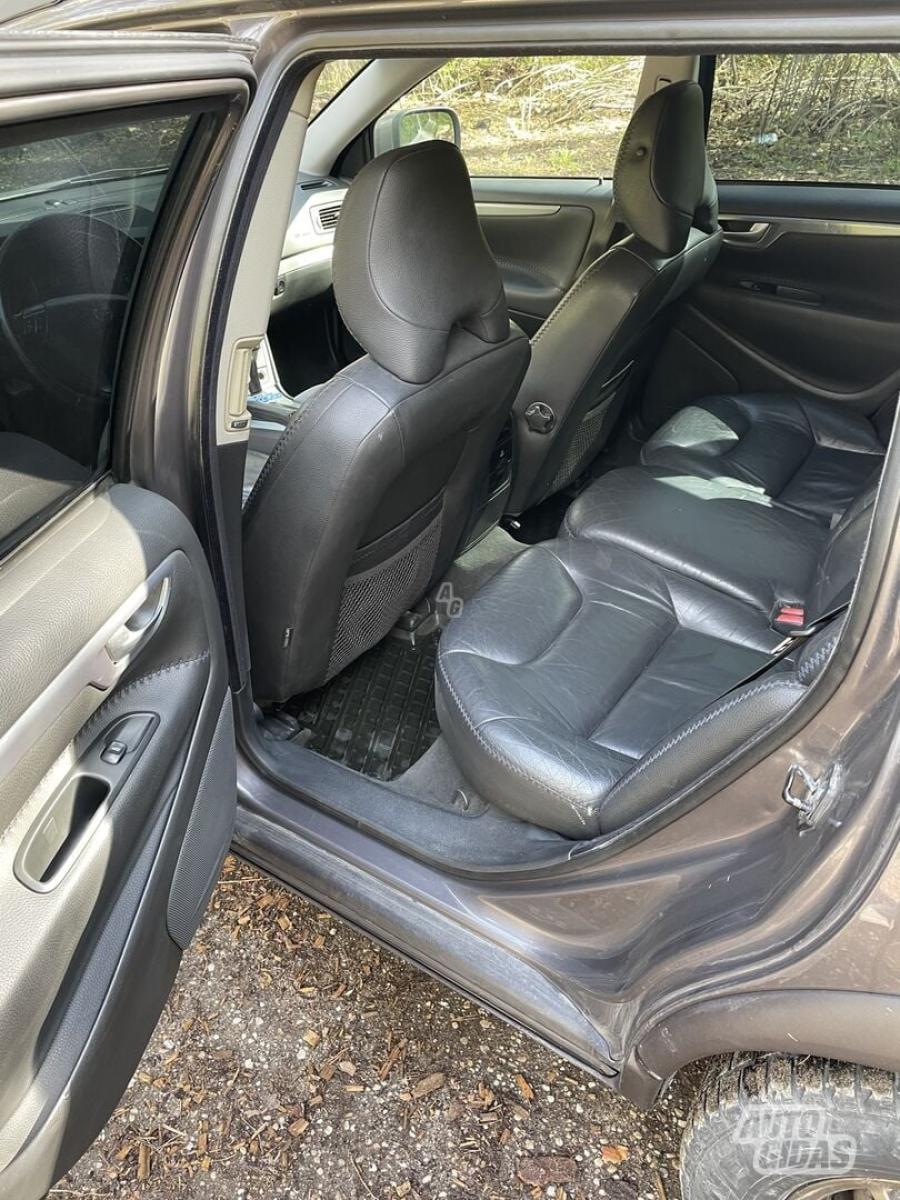 Brown Volvo XC70 2007 in Ukmerge, with an engine capacity of 2.40 L and mileage of 320 thousand km for 4000 €, photo 10 on AUTOMOTO.COM.LV