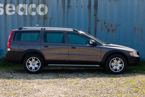 Brown Volvo XC70 2007 in Riga, with an engine capacity of 2.40 L and mileage of 335 thousand km for 5995 €, photo 7 on AUTOMOTO.COM.LV
