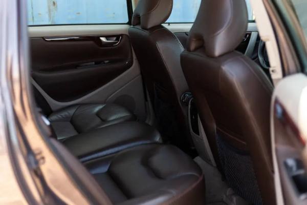 Brown Volvo XC70 2007 in Riga, with an engine capacity of 2.40 L and mileage of 335 thousand km for 5995 €, photo 10 on AUTOMOTO.COM.LV