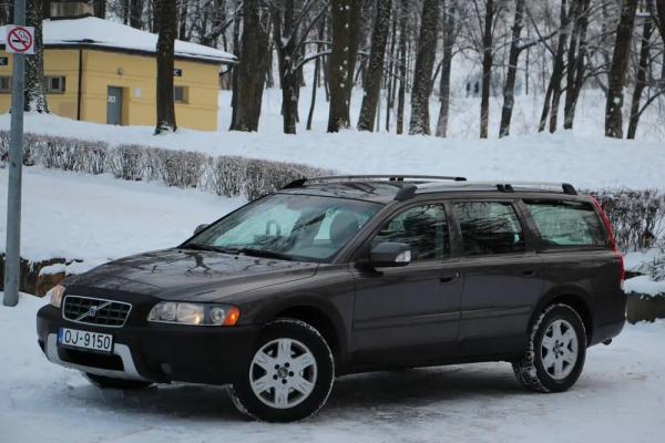 Brown Volvo XC70 2007 in Marupe, with an engine capacity of 2.40 L and mileage of 350 thousand km for 5250 €, photo 3 on AUTOMOTO.COM.LV