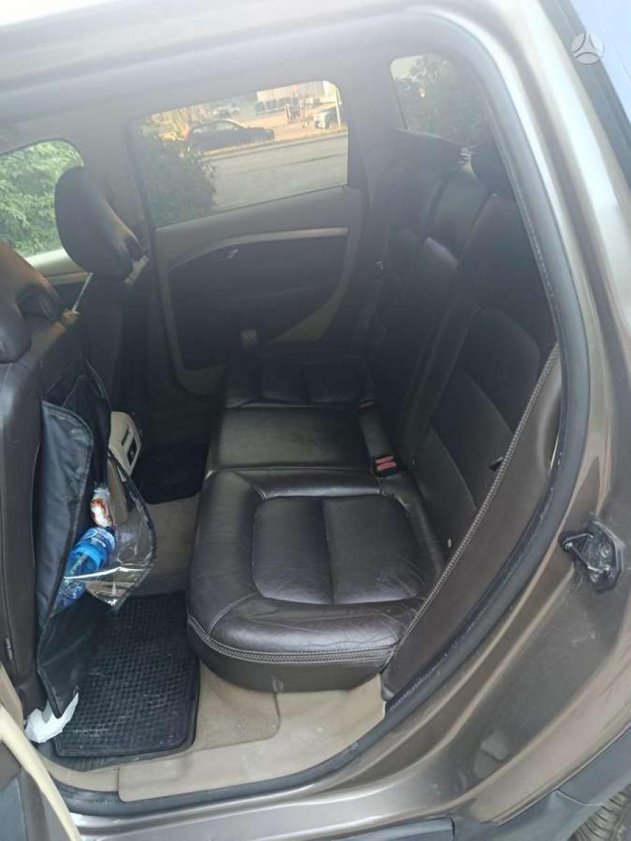 Brown Volvo XC70 2007 in Vilnius, with an engine capacity of 2.40 L and mileage of 405 thousand km for 3900 €, photo 17 on AUTOMOTO.COM.LV