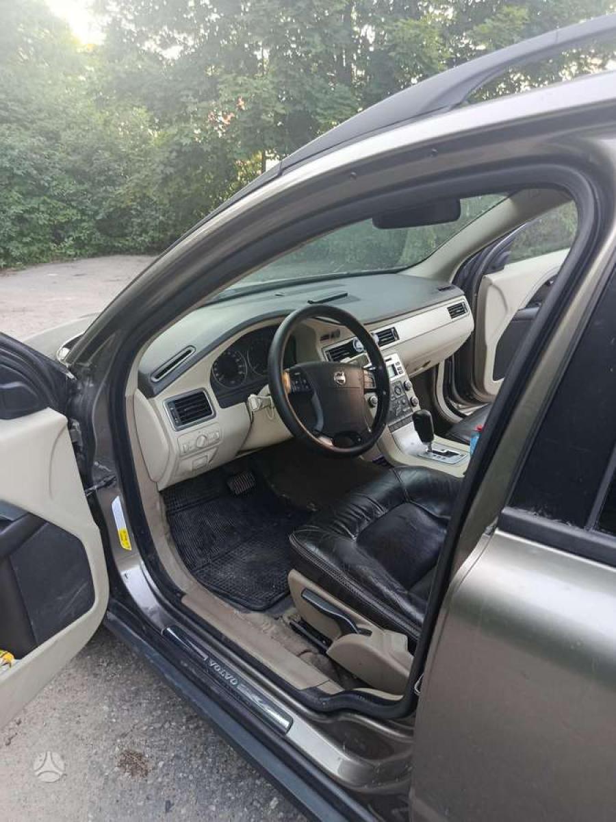 Brown Volvo XC70 2007 in Vilnius, with an engine capacity of 2.40 L and mileage of 405 thousand km for 3900 €, photo 20 on AUTOMOTO.COM.LV