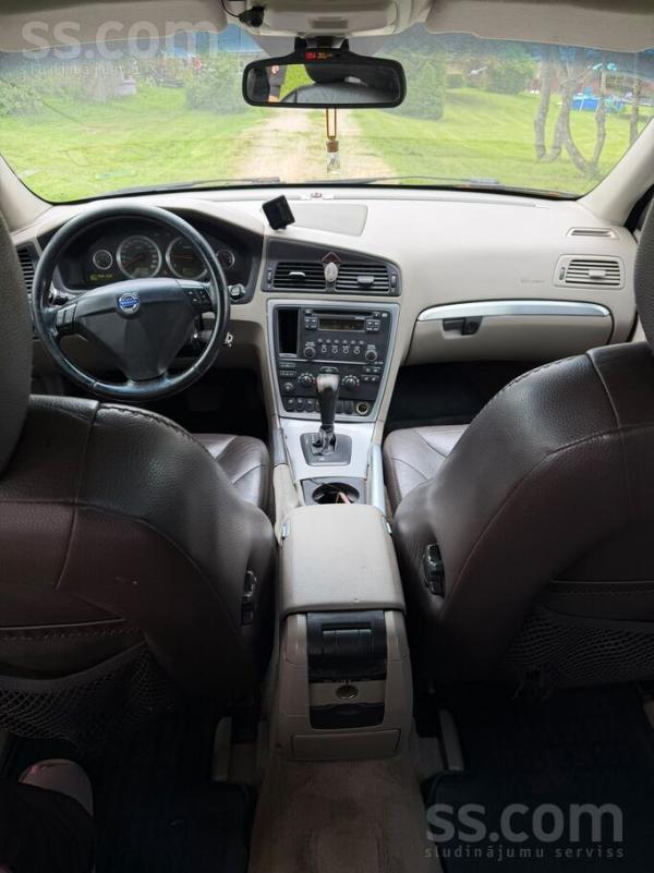 Brūns Volvo XC70 2007 Talsi, ar dzinēja tilpumu 2.40 L un nobraukumu 393 tūkst. km par 2800 €, foto 4 vietnē AUTOMOTO.COM.LV