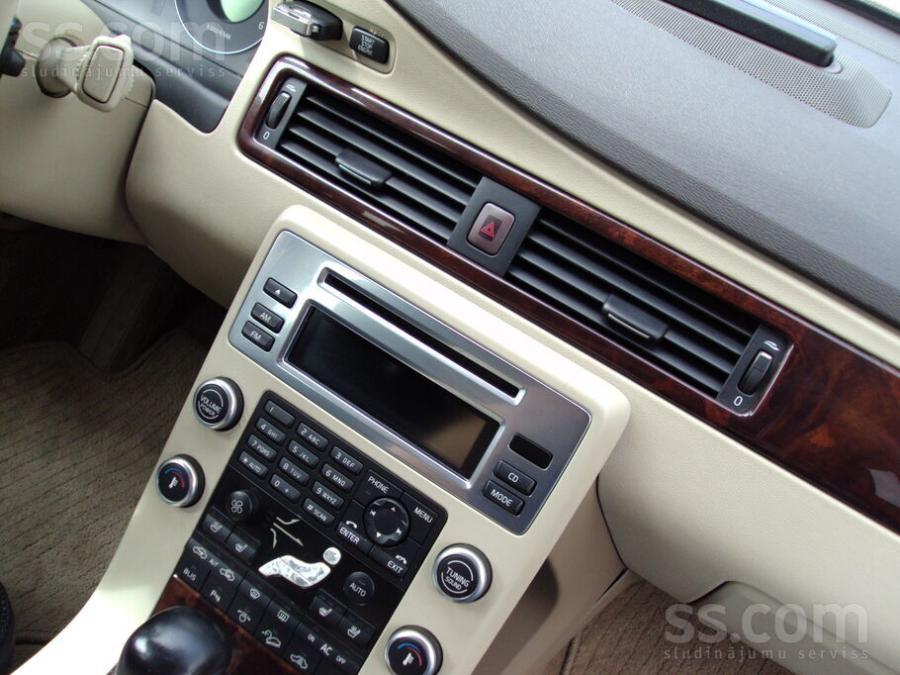 Brown Volvo XC70 2007 in Riga, with an engine capacity of 2.40 L and mileage of 169 thousand km for 7600 €, photo 9 on AUTOMOTO.COM.LV