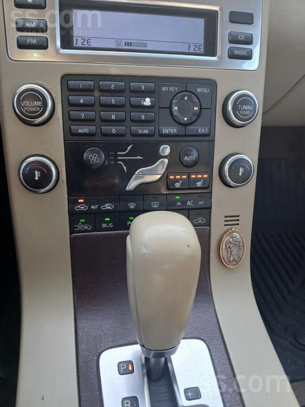 Brown Volvo XC70 2007 in Riga, with an engine capacity of 2.40 L and mileage of 395 thousand km for 3900 €, photo 11 on AUTOMOTO.COM.LV
