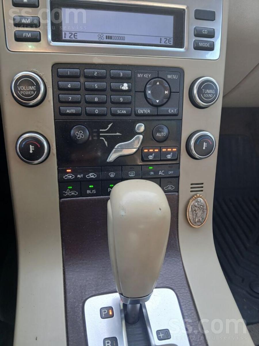 Brown Volvo XC70 2007 in Riga, with an engine capacity of 2.40 L and mileage of 395 thousand km for 3900 €, photo 11 on AUTOMOTO.COM.LV