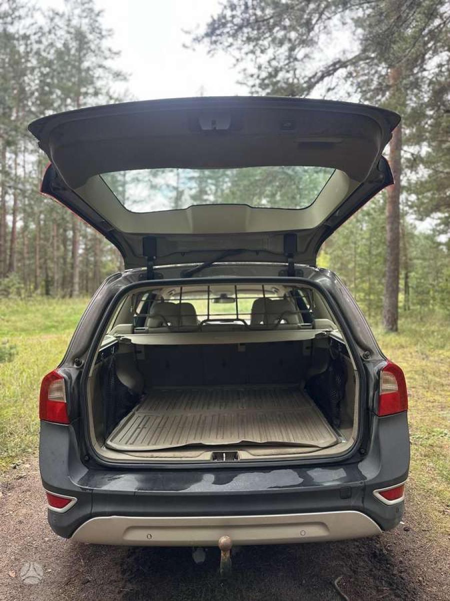 Brown Volvo XC70 2007 in Varena, with an engine capacity of 2.40 L and mileage of 300 thousand km for 4000 €, photo 6 on AUTOMOTO.COM.LV